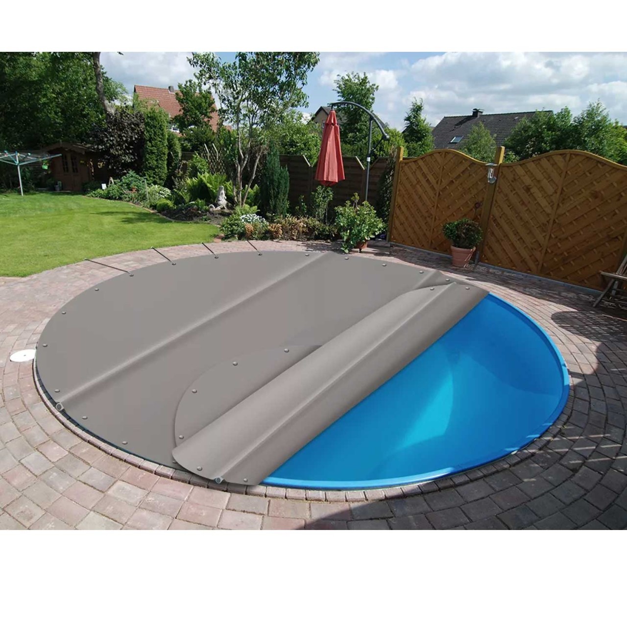 Cool im Pool: Stangenabdeckungen für eine sorgenfreie Winterabdeckung